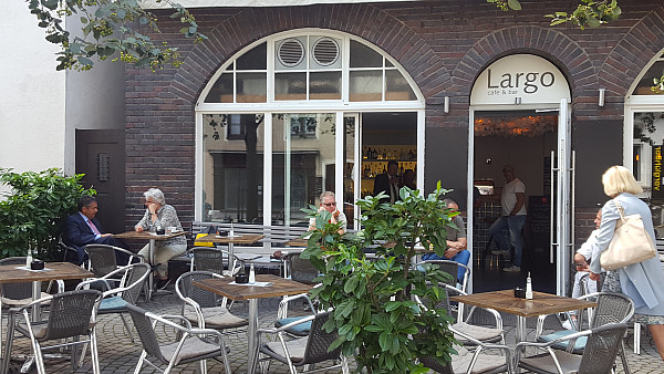 Auf einen Kaffee: Außenminister Sigmar Gabriel trifft Botschafterin Dr ...