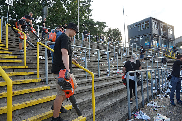 Ulmer Ultras reinigen Donaustadion