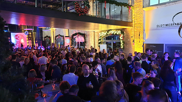 Weihnachtliche "Disco Inferno"-Party in der Oldtimerfabrik gut besucht