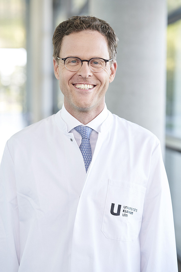 Operation mit Präzision und Fingerspitzengefühl - Professor Dr ... Operation mit Präzision und Fingerspitzengefühl - Professor Dr ...