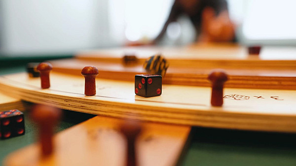 Rodeo-Reiten, Schnitzelgrube und Würfeln – Spielarena Face Off in Neu ...