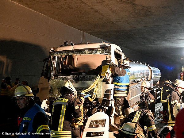 Lkw-Auffahrunfall bei SEK-Einsatz in Tunnel in Neu-Ulm