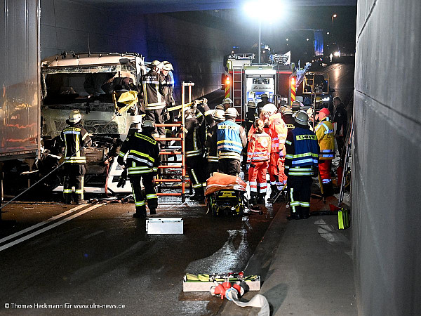 Lkw-Auffahrunfall bei SEK-Einsatz in Tunnel in Neu-Ulm