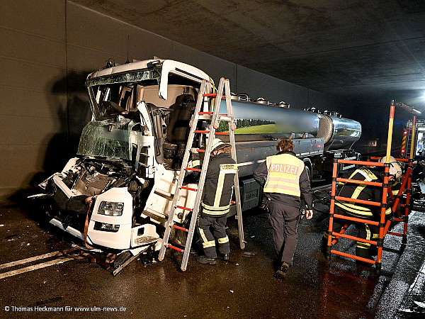 Lkw-Auffahrunfall bei SEK-Einsatz in Tunnel in Neu-Ulm