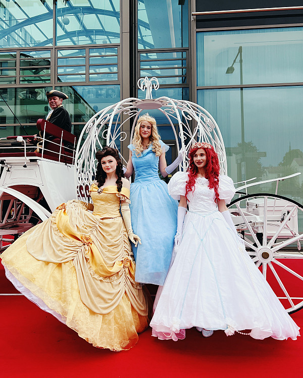 Drei Disney-Prinzessinnen zu Gast in der Glacis Galerie in Neu-Ulm