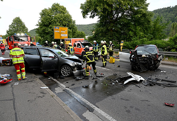 Vier Schwerverletzte nach Frontalzusammenstoß auf B 28