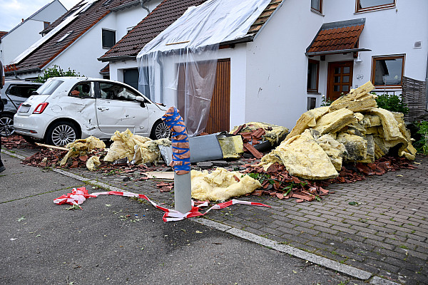 Über Donaustetten toben Unwetter und Tornado - hoher Sachschaden - zum Glück niemand verletzt