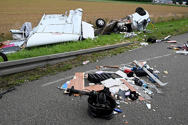 Trauriges Glanzlicht der Woche: Wohnmobil auf A7 geradezu zerfetzt - Rettungshubschrauber im Einsatz