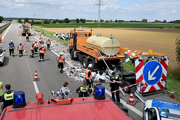 Trauriges Glanzlicht der Woche: Wohnmobil auf A7 geradezu zerfetzt - Rettungshubschrauber im Einsatz