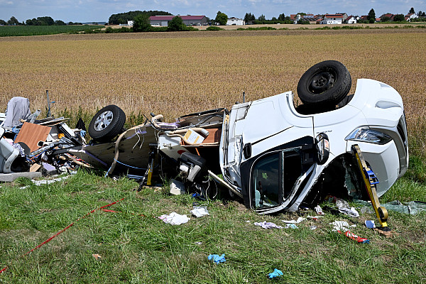 Trauriges Glanzlicht der Woche: Wohnmobil auf A7 geradezu zerfetzt - Rettungshubschrauber im Einsatz